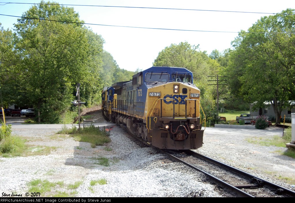 CSX 7673 leads Q526 out of tunnel